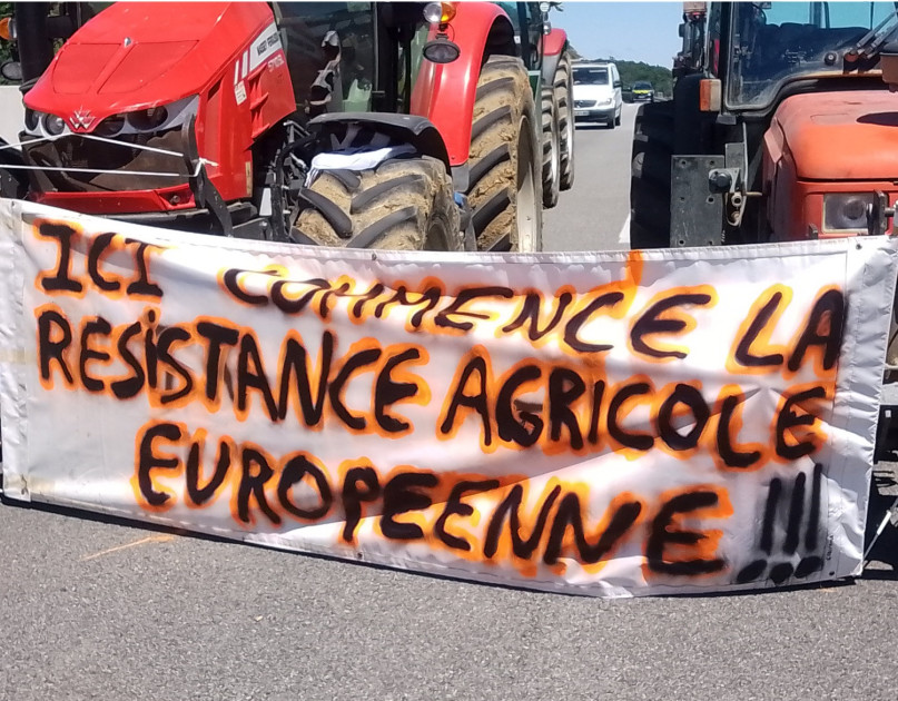 Franse boeren blokkeren snelwegen uit protest tegen strenge regels ...