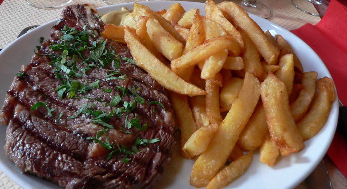 UAntwerpen weert rood en bewerkt vlees van menu: “Minder vlees eten is ...