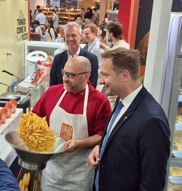 Europese landbouwcommissaris eet frietjes bij VLAM op Thaise beurs ...